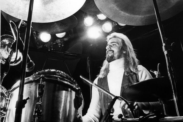 Un gigante bajo el sol, a la memoria de Alan White - Dark Room Network